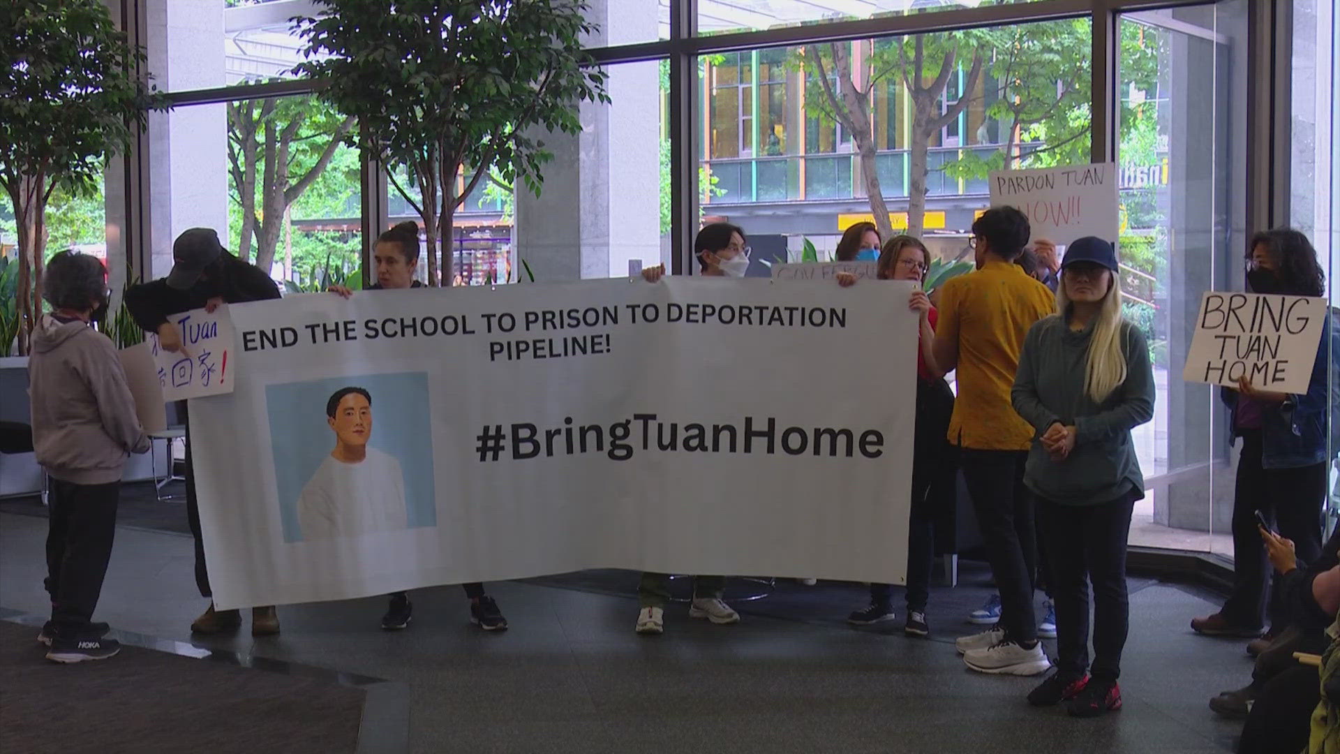 Protestors urge WA governor to pardon Vietnamese man deported to Africa ...