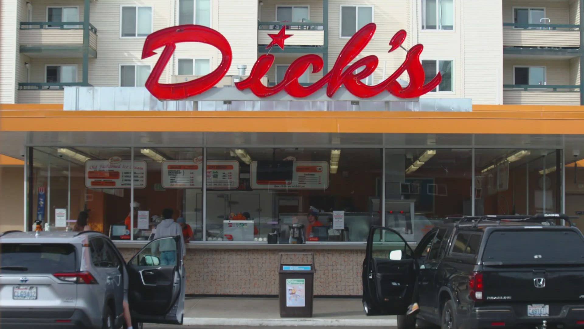 Washington burger chain faces class-action lawsuit alleging unpaid ...