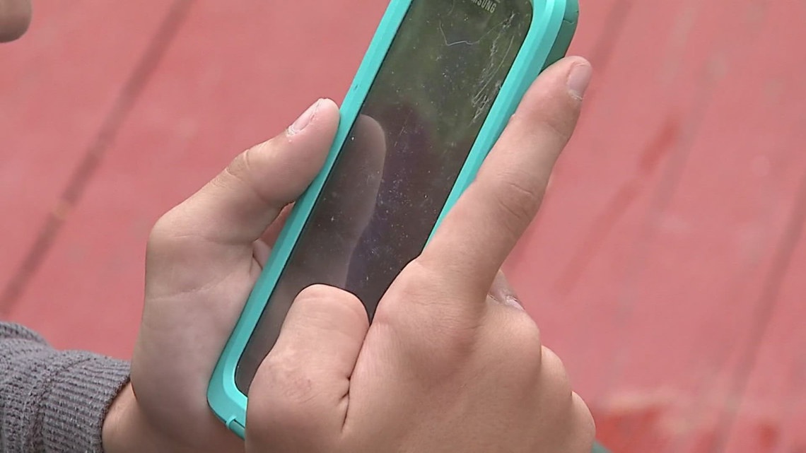 No-phones policy will play out in Coeur d'Alene schools | krem.com