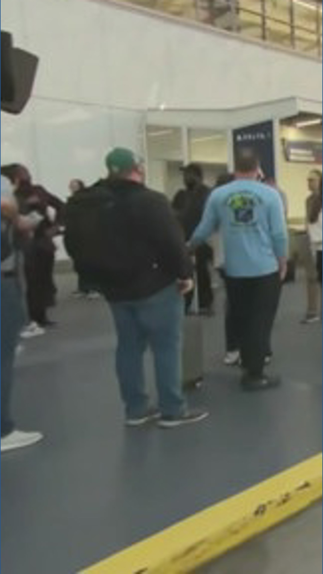 Senators consider deal to fund Homeland Security but not ICE ...