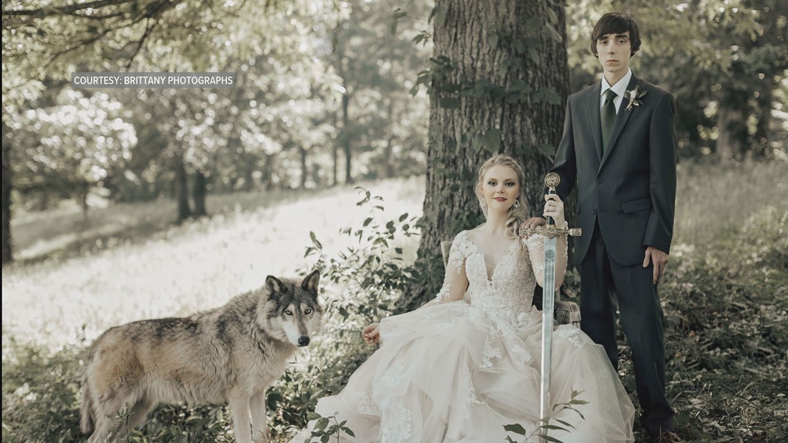 Tennessee couple has a Game of Thrones themed wedding with wolves ...