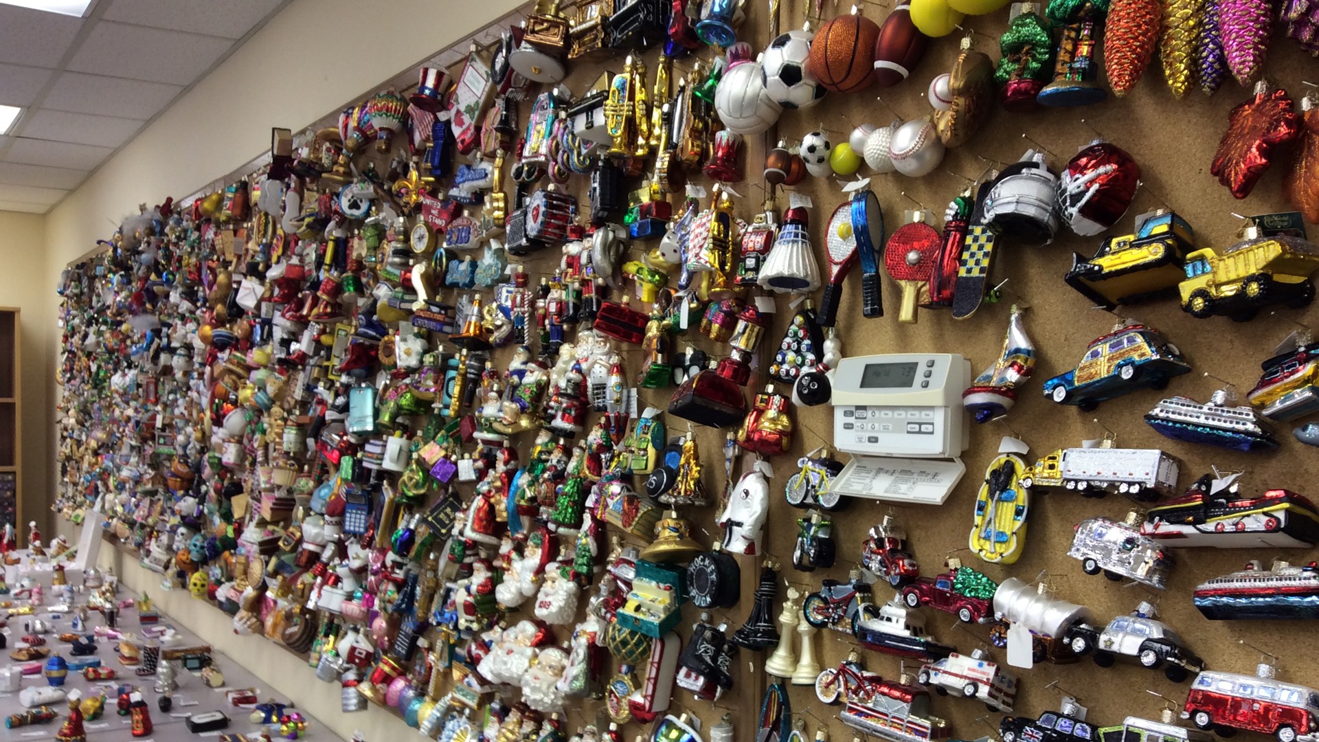 Holiday raffle showcases Spokane ornament maker for first time | krem.com