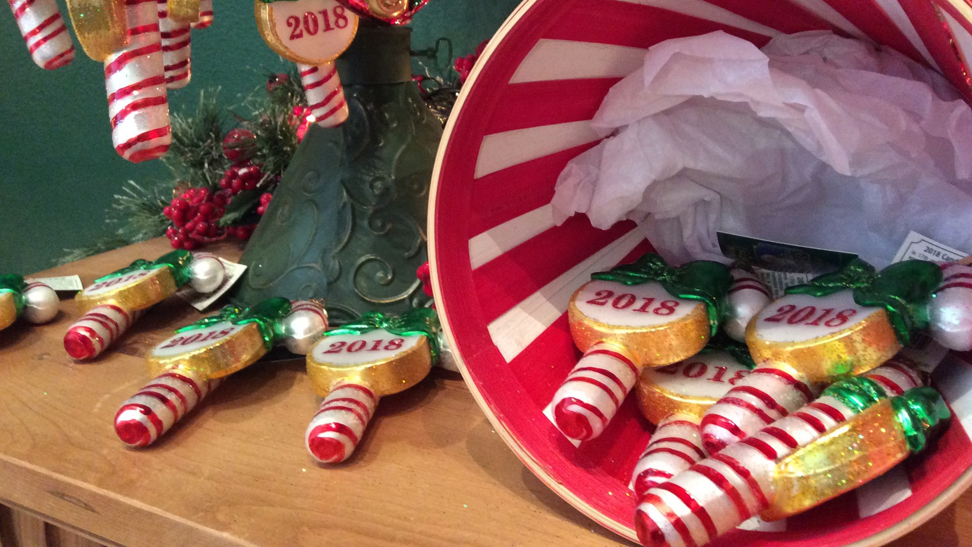 Holiday raffle showcases Spokane ornament maker for first time | krem.com