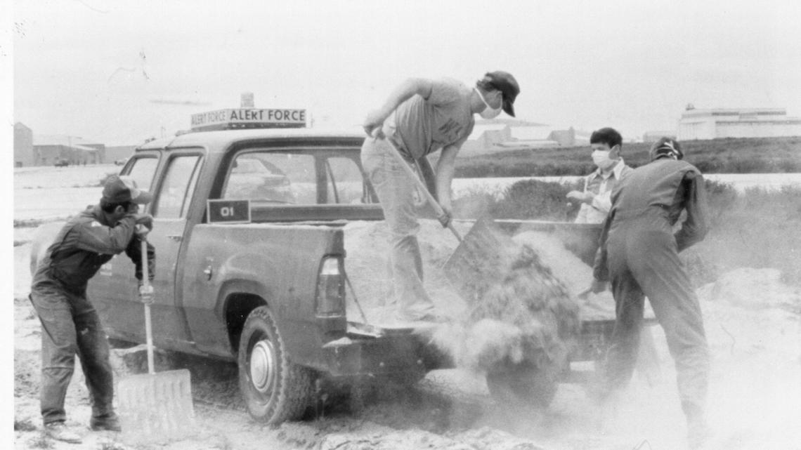 Photos: People cope with ash fallout from Mount St. Helens eruption ...