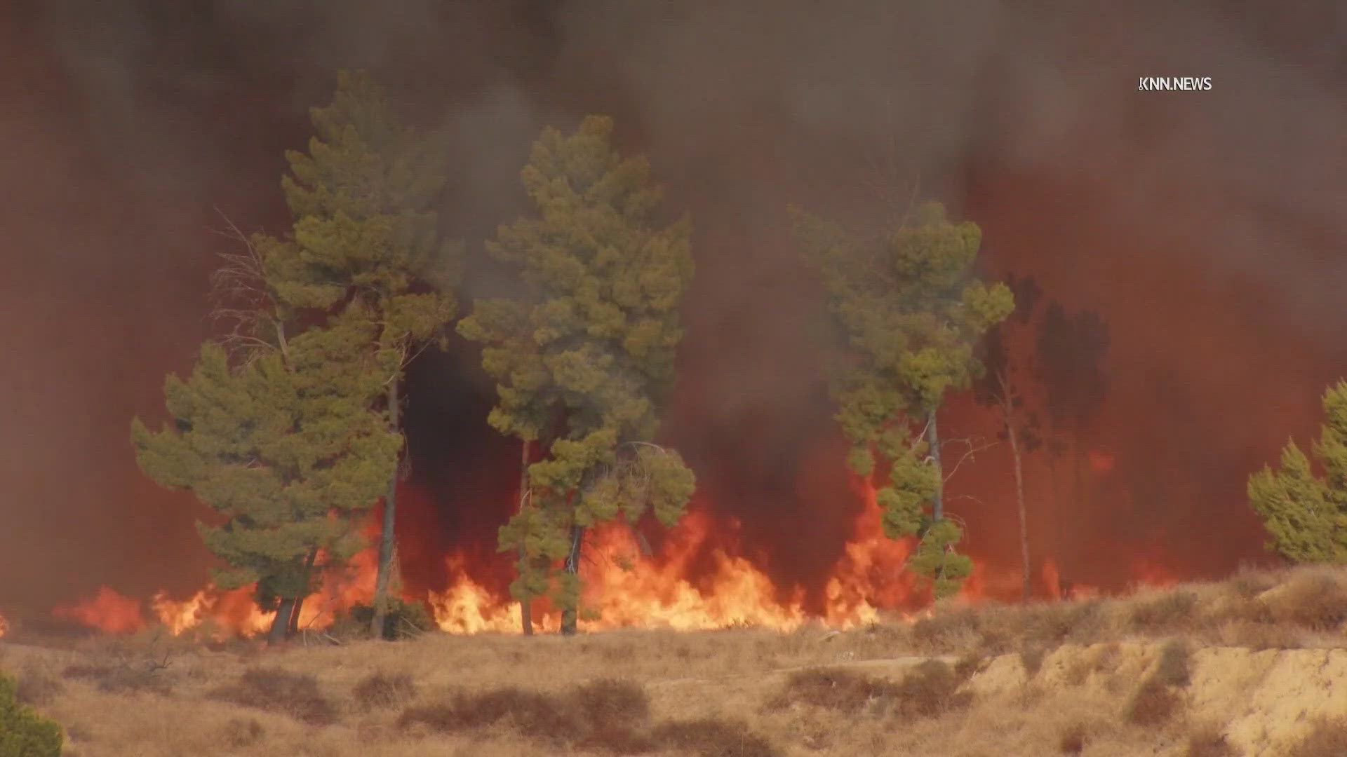 Wildfire in LA mountains forces thousands flee homes | krem.com