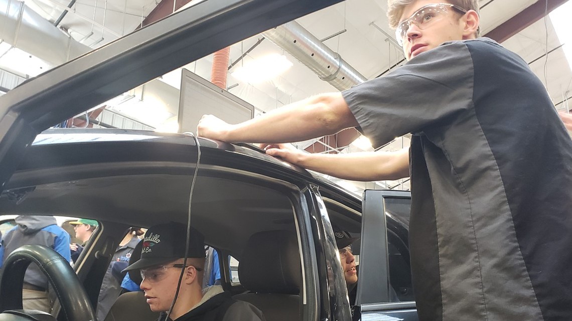 Ford dealership provides cars to KTEC | krem.com