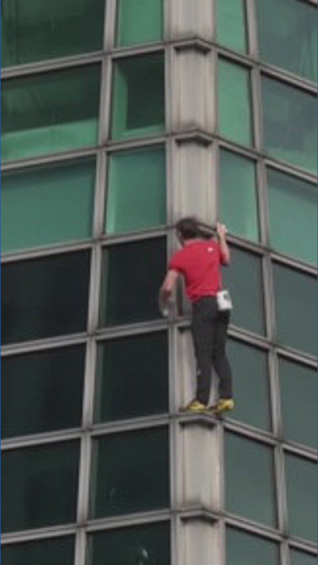 Climber Alex Honnold summits Taipei 101 skyscraper in Taiwan | krem.com