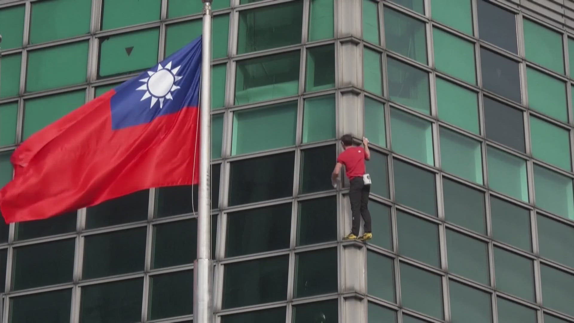 Climber Alex Honnold summits Taipei 101 skyscraper in Taiwan | krem.com