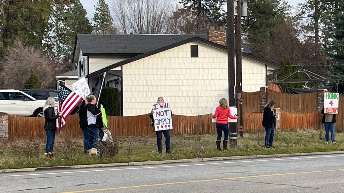 Finch Elementary School mask mandate protest underway | krem.com