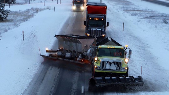 18-wheeler truck tailgates snow plow; WSDOT warns give them room | krem.com