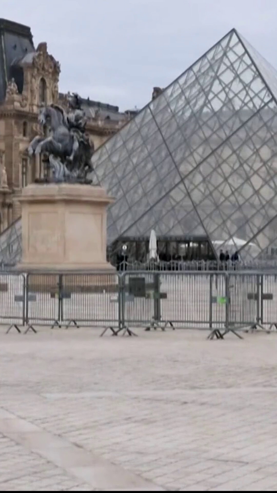 Thieves steal crown jewels in minutes from Louvre Museum | krem.com