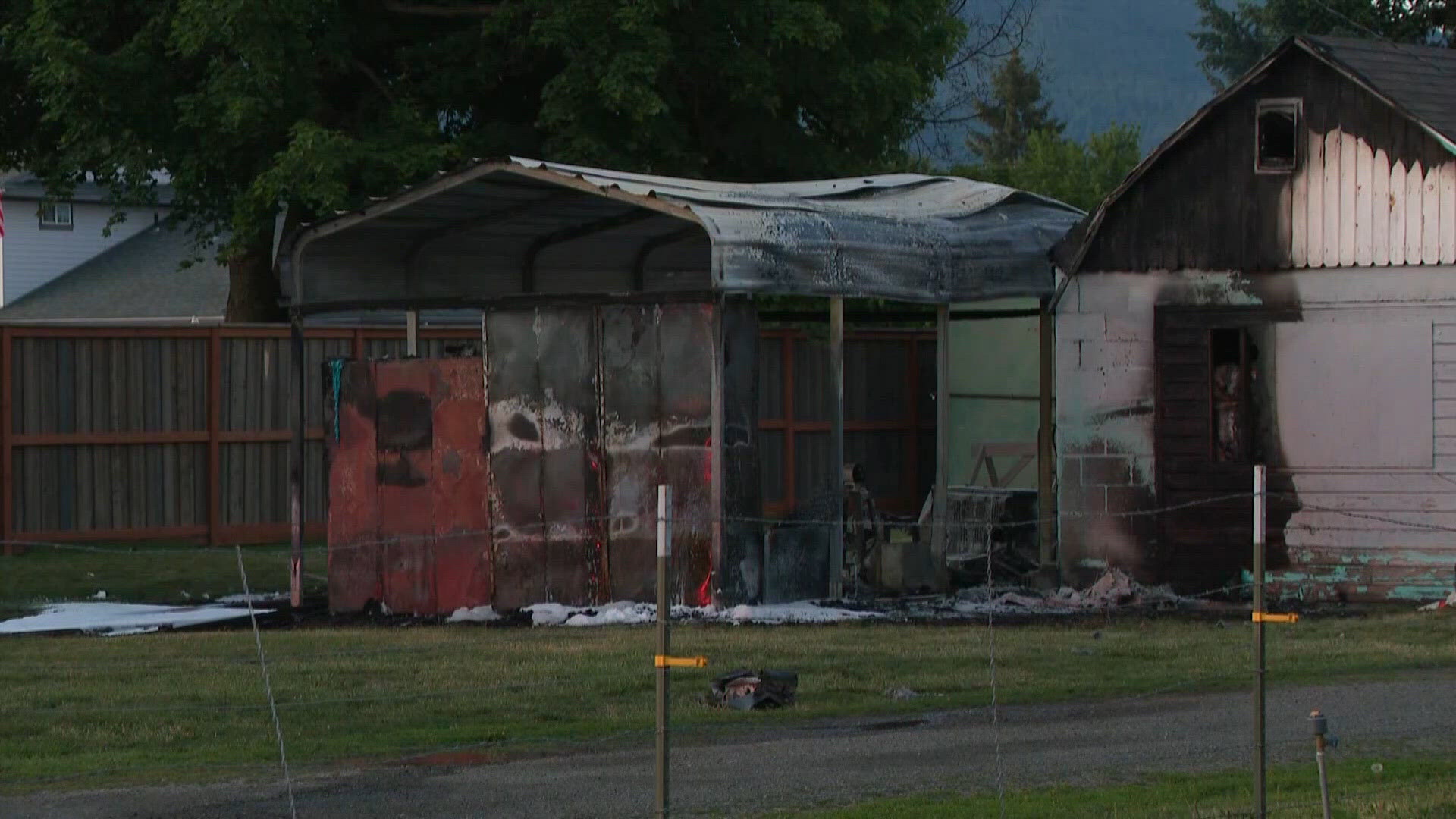 Firefighters battle early-morning garage fire in Spokane Valley | krem.com