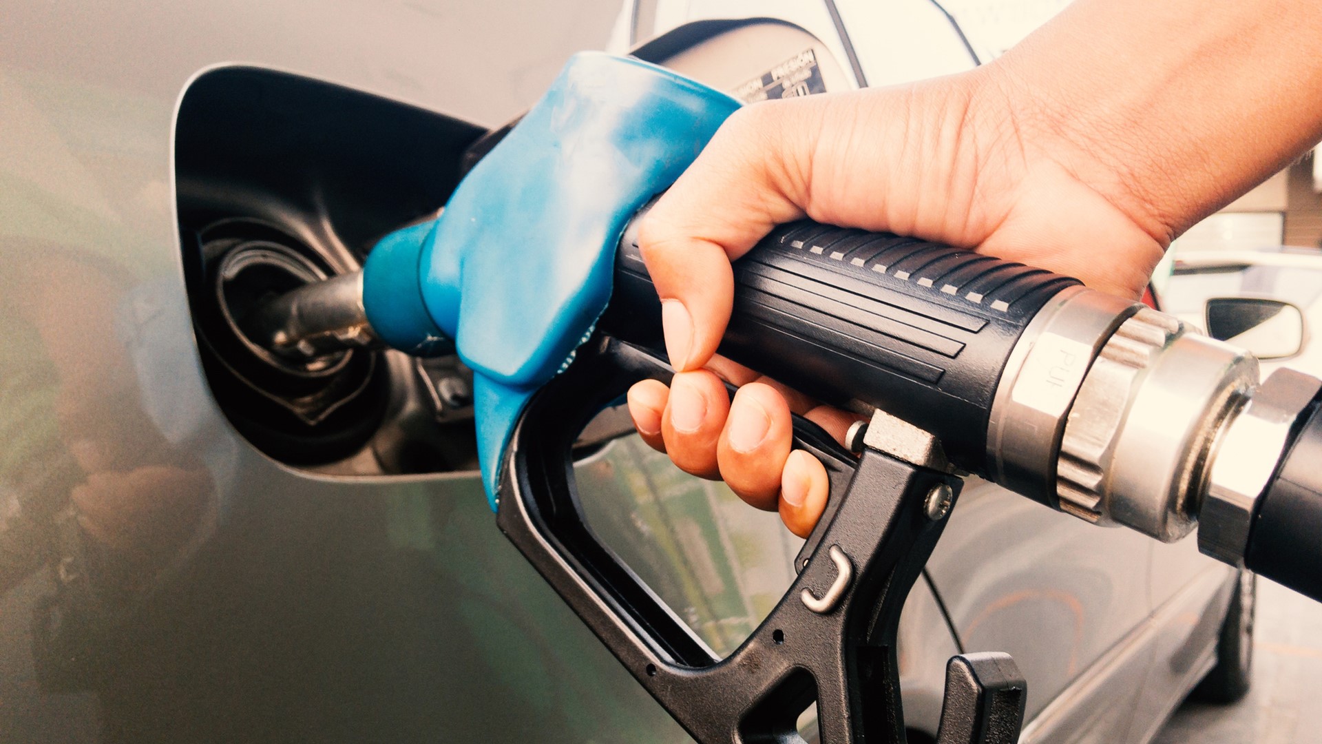 GasBuddy forecasts lower fuel prices in 2025 | krem.com