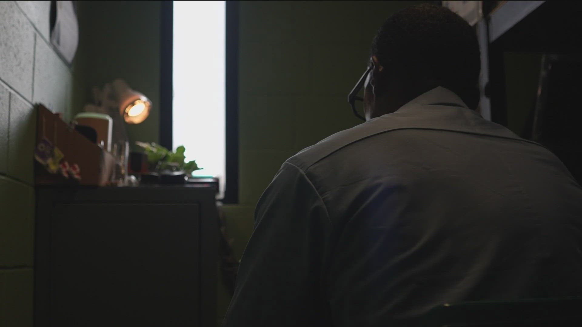 Older inmate mentors young inmates in Idaho correctional program | krem.com