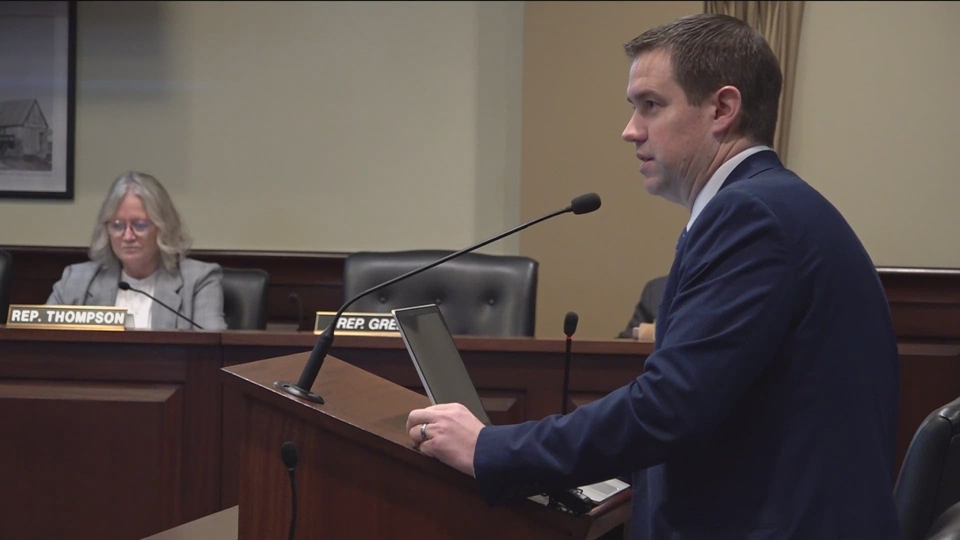 Bill to decrease cosmetology training hours divides industry, advances to House floor | krem.com